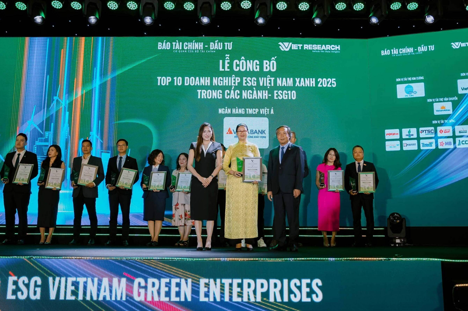 VIETABANK được vinh danh Top 10 Ngân hàng ESG Việt Nam Xanh 2025 – Chương trình Top 10 ESG ...